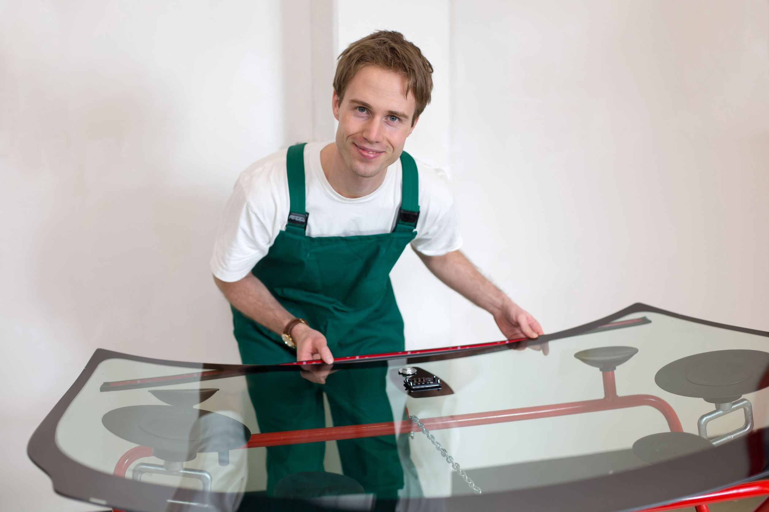 Tips on Handling a Damaged Auto Glass in Chicago - On Web Look